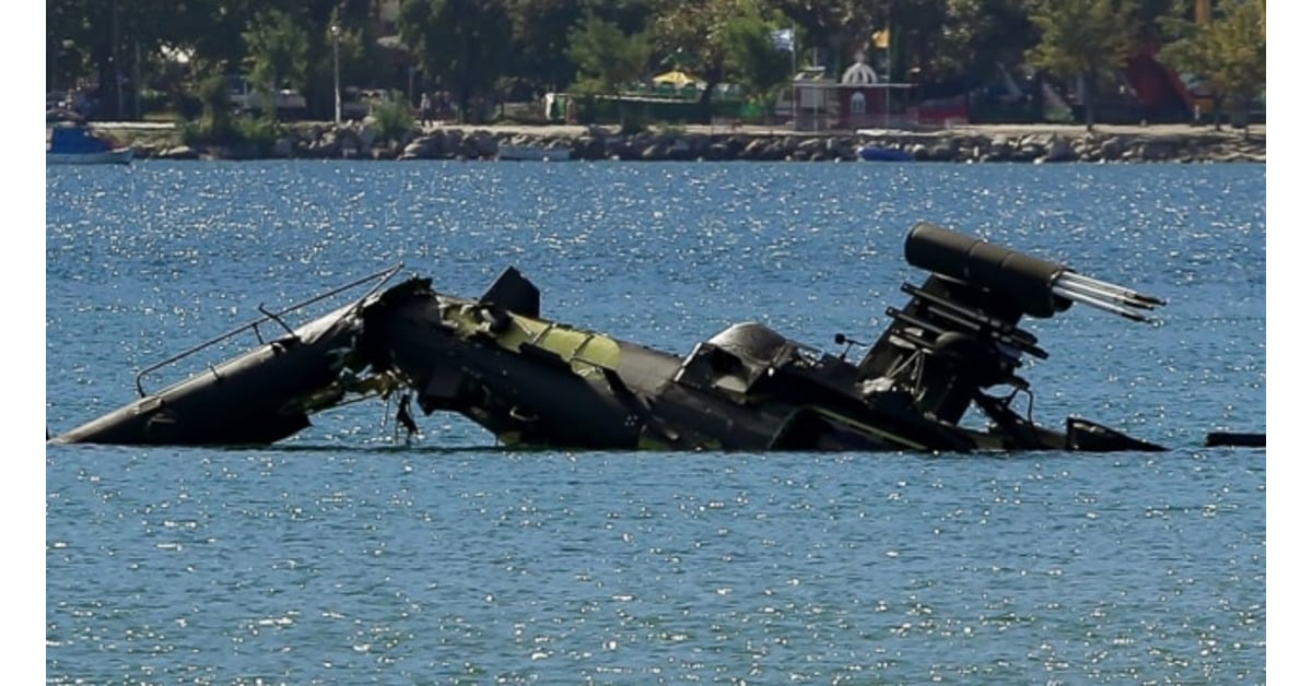 Dramatic footage shows AH-64 Apache nose over into sea while on ...